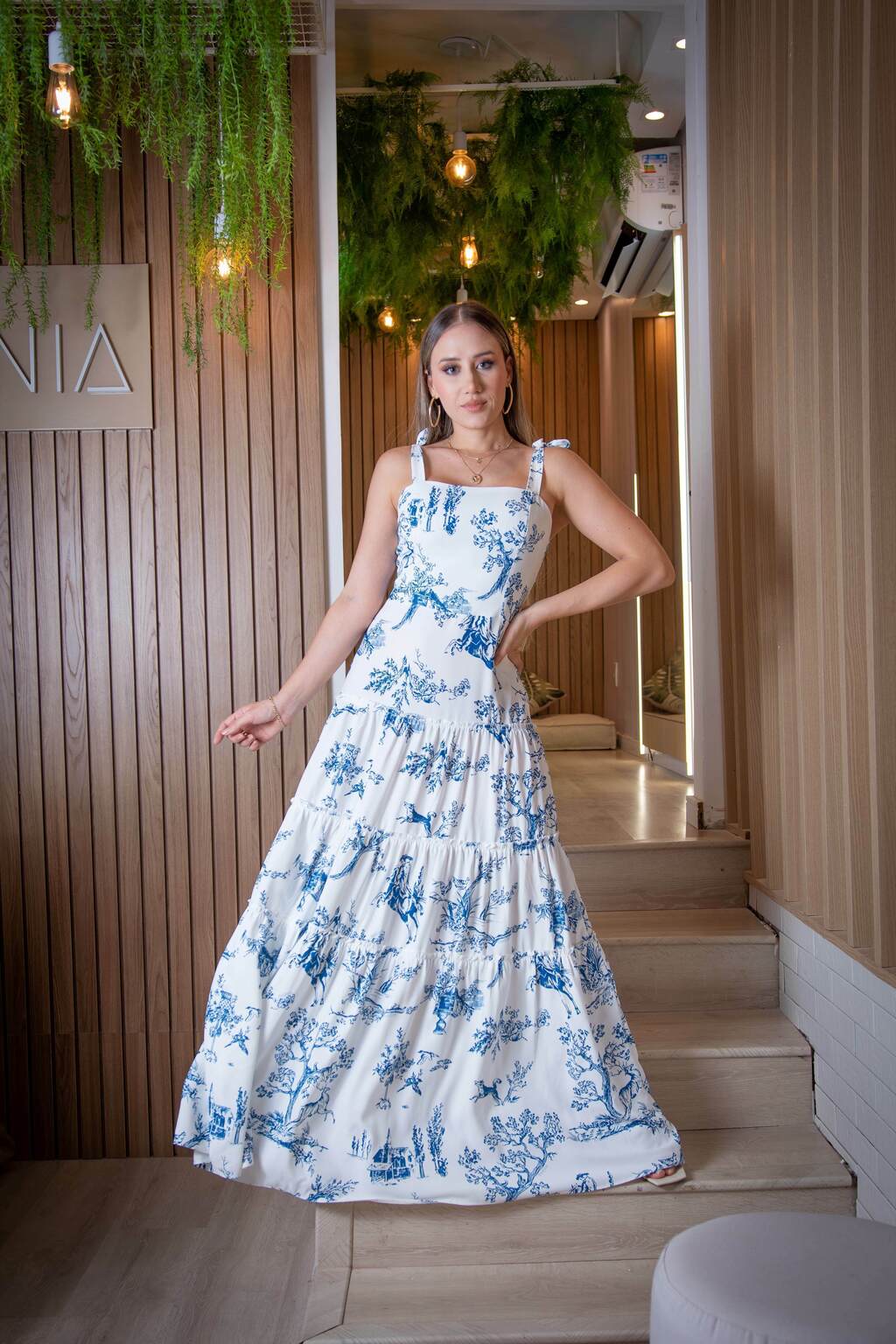 Vestido longo estampado azul e branco